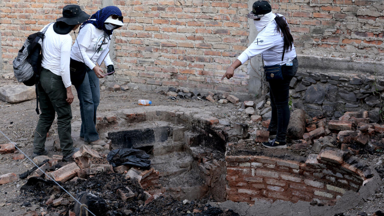 Reportan el hallazgo de restos humanos en fosas y un crematorio ...
