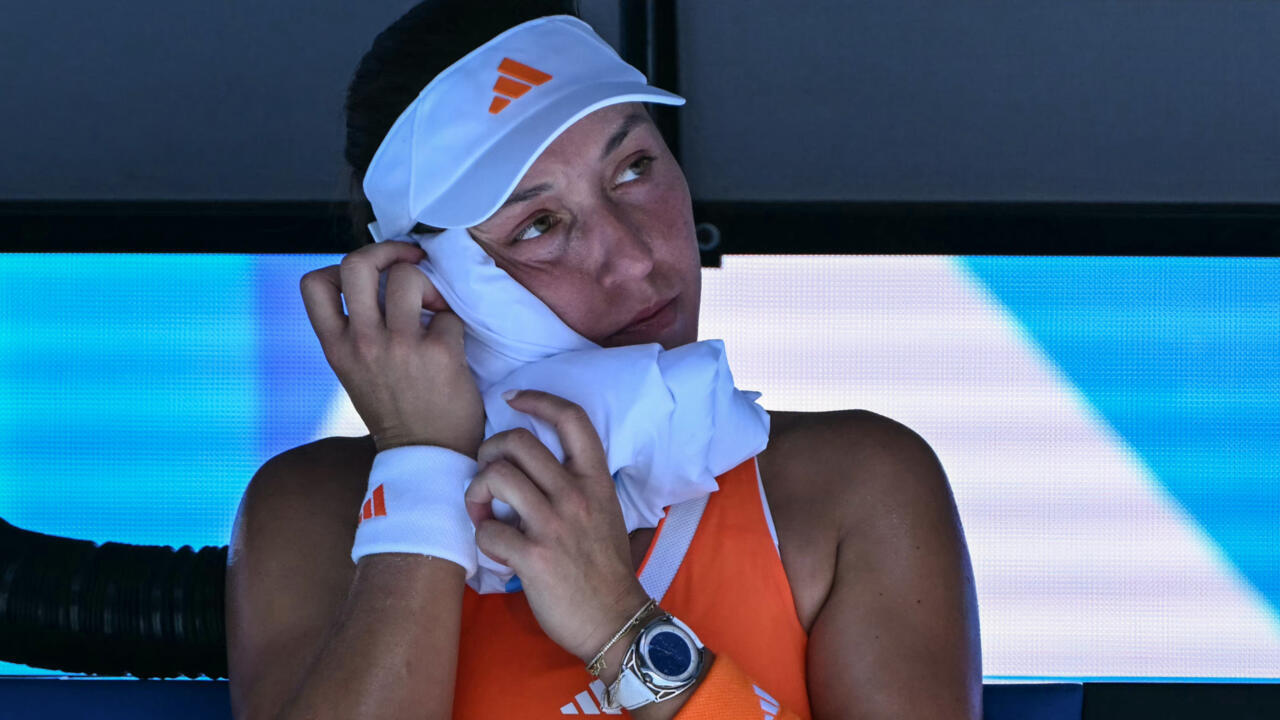 Pegula beats heat to sweep into last 16 at Australian Open