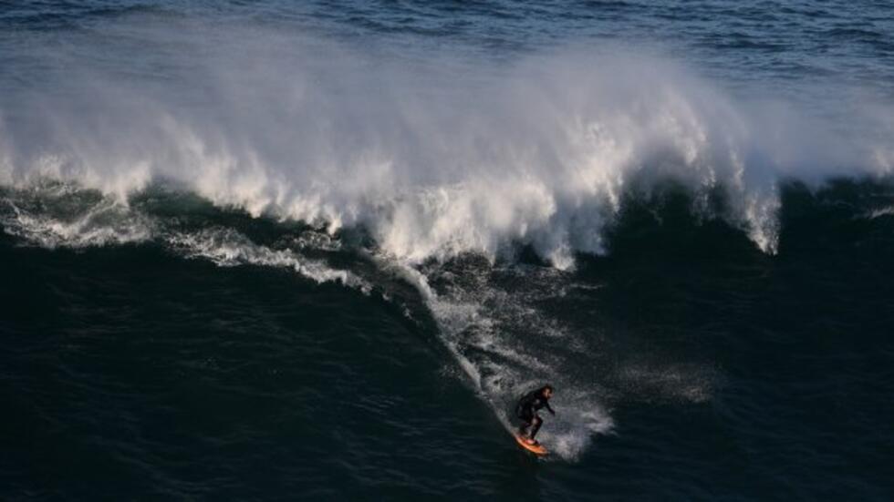 Un brasileño bate el récord de la ola más alta jamás surfeada