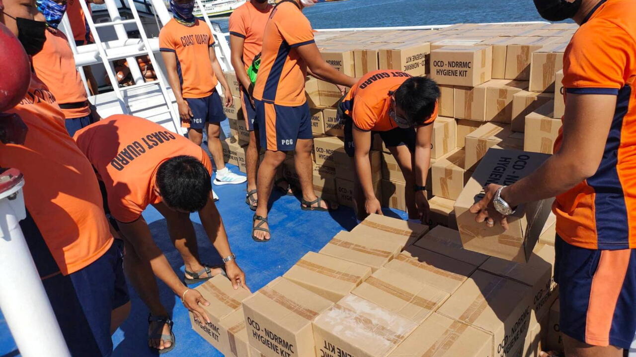 Troops struggle to deliver aid to help Philippine typhoon survivors