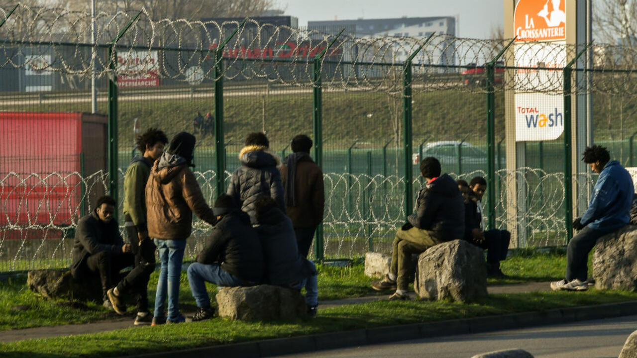 Macron to ask Britain to pay up to save Calais border deal