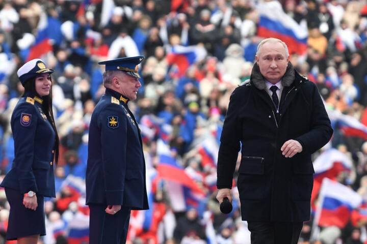 Thousands of Russians cheer for Putin at patriotic rally