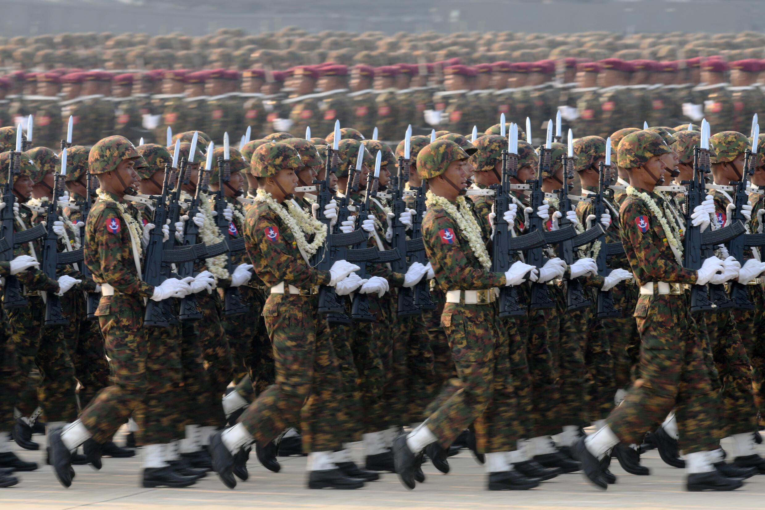 Junta militar de Myanmar extiende el estado de emergencia y bloquea las ...