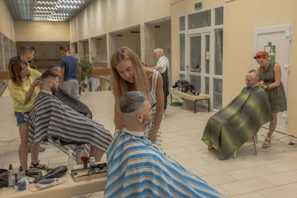 The haircuts that help traumatised Ukrainian soldiers heal