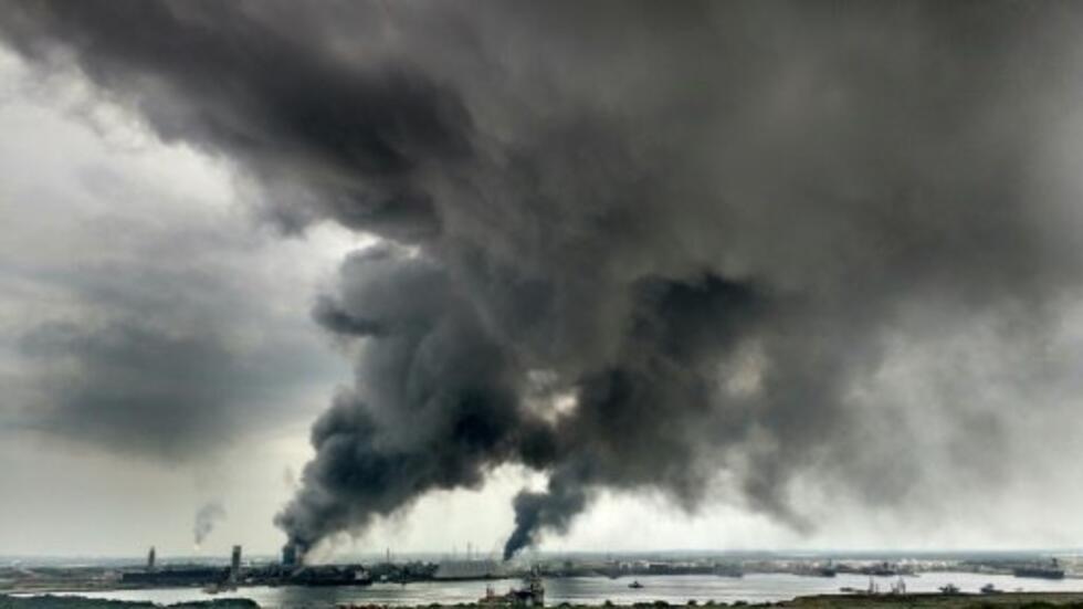 Deadly explosion hits Mexico oil plant