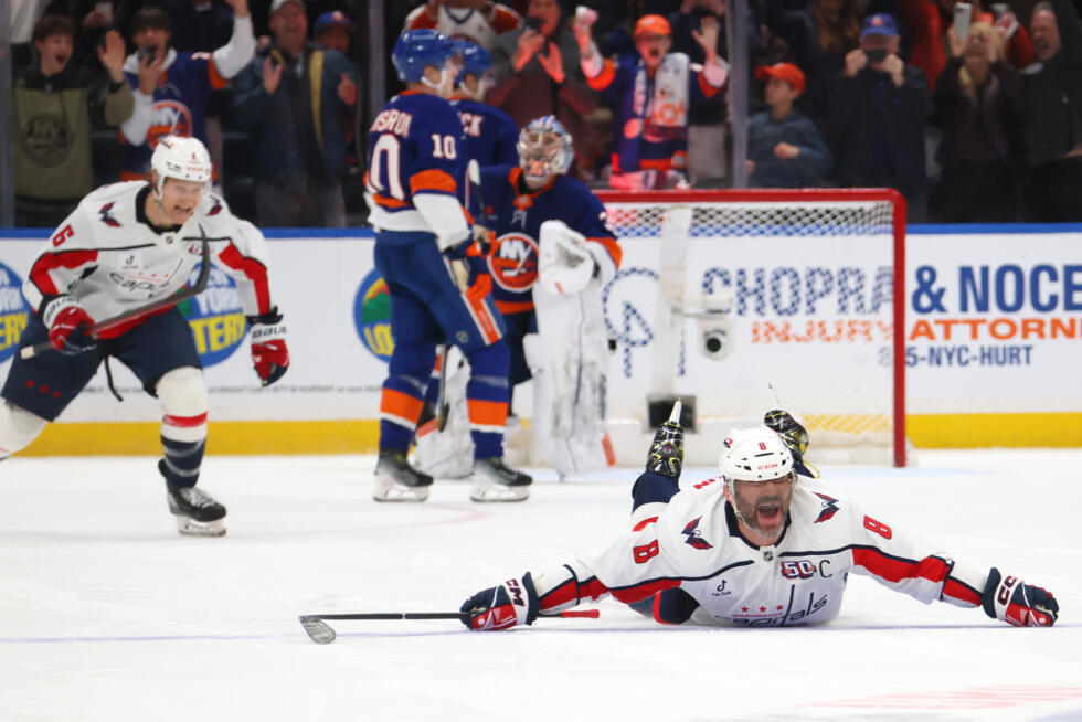 Ovechkin scores 895th goal to clinch all-time NHL record