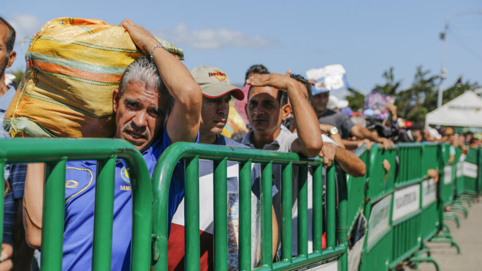 Thousands of Venezuelans pack border with Colombia