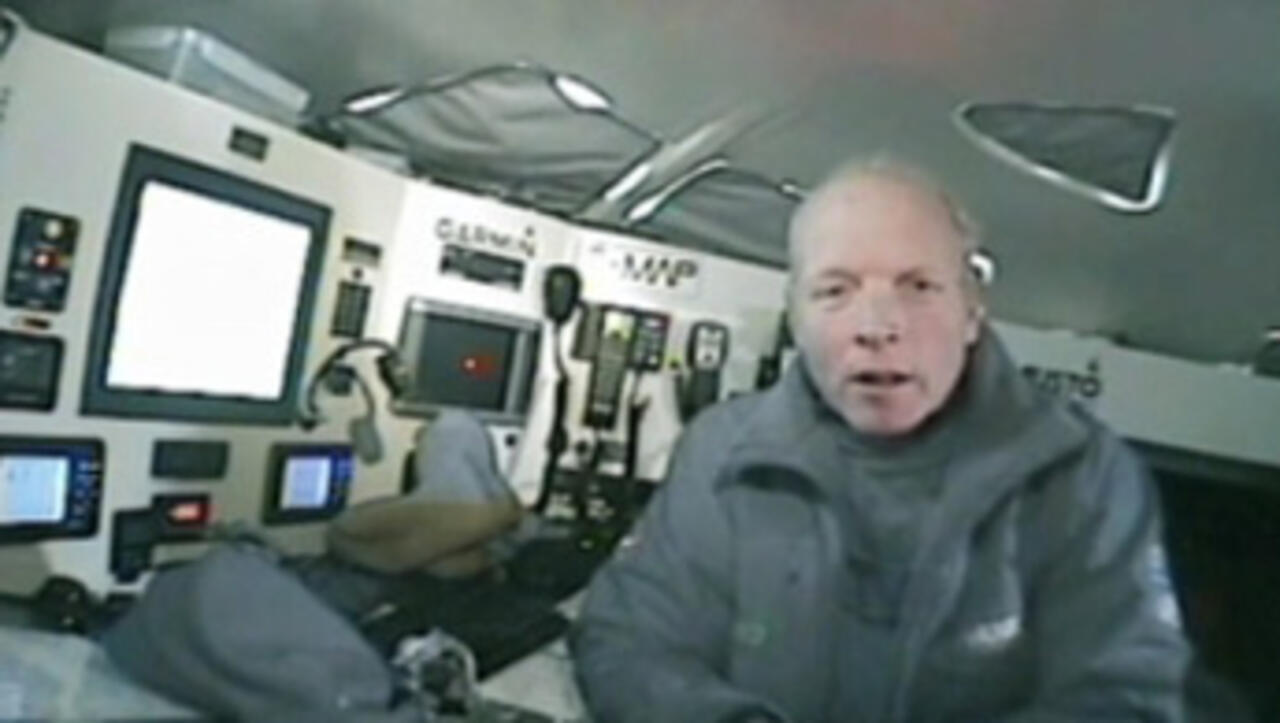 Mike Golding loses mast shortly after taking the lead