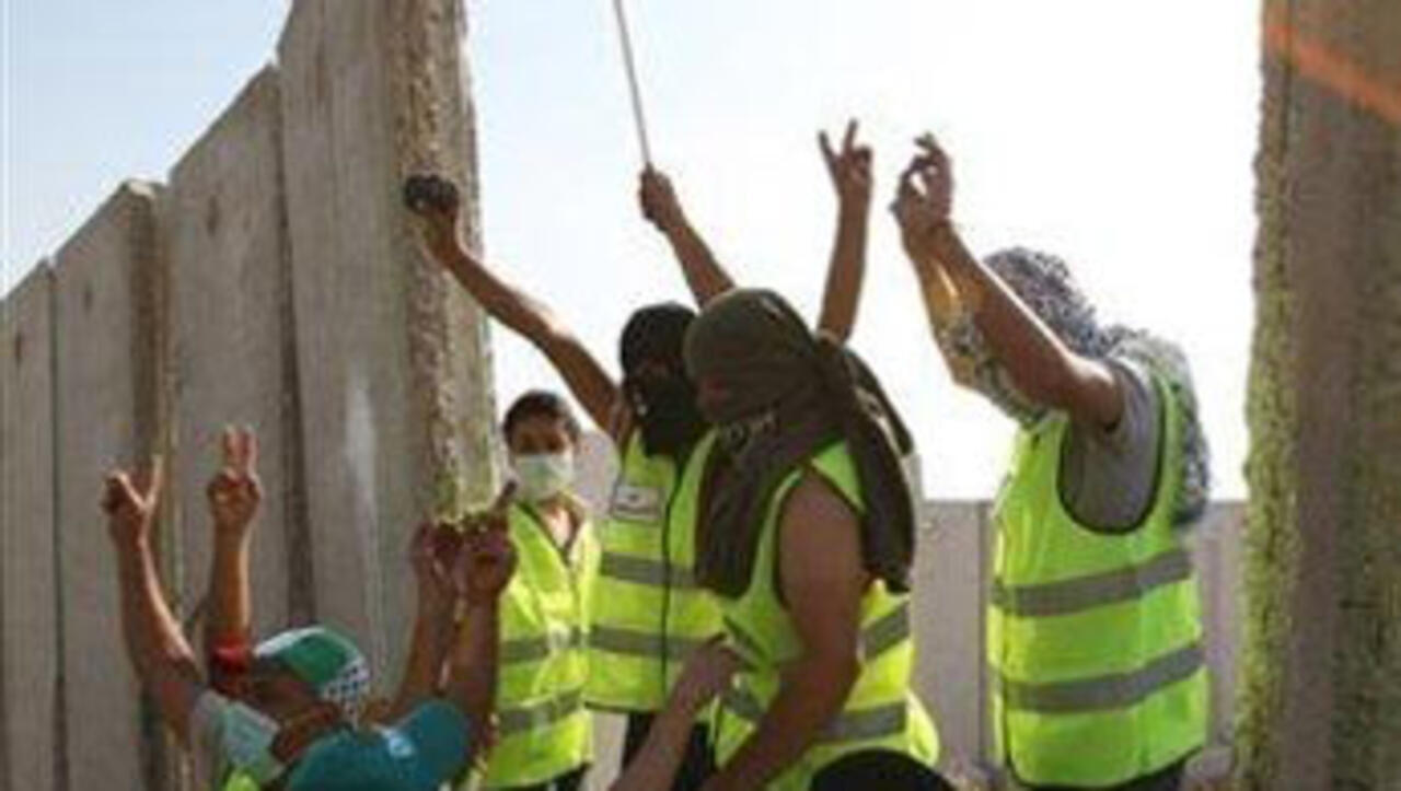Protesters remove part of West Bank barrier as world marks fall of ...