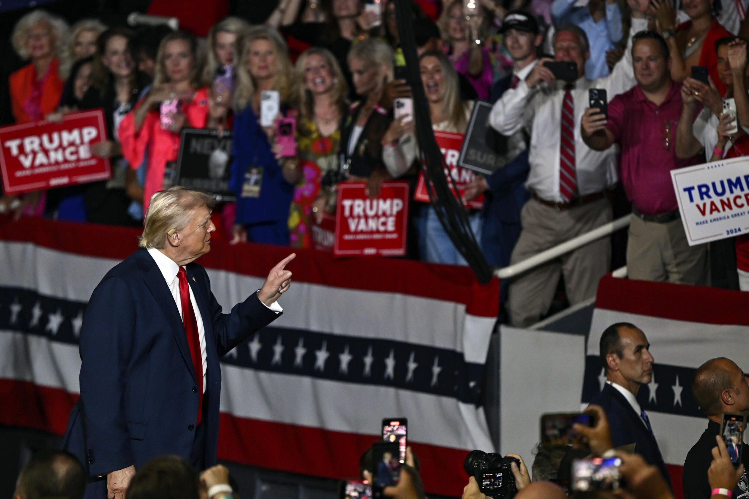 Trump centra su atención en Harris en su primer mitin tras la salida de ...