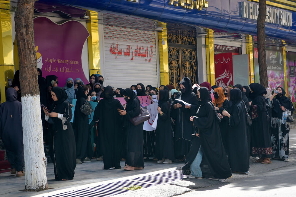 Afghan women protest against beauty parlour ban