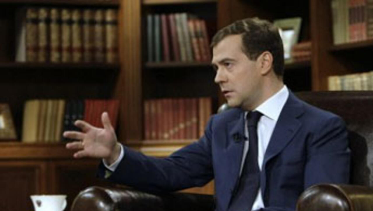 Medvedev promet une plus grande ouverture politique - France 24