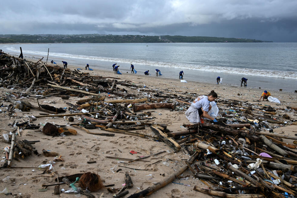 Volunteers clean up Bali's beach from "worst" monsoon-driven trash