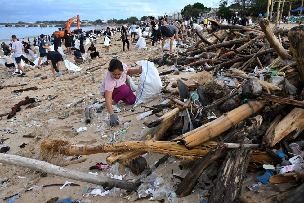 Volunteers clean up Bali's beach from "worst" monsoon-driven trash