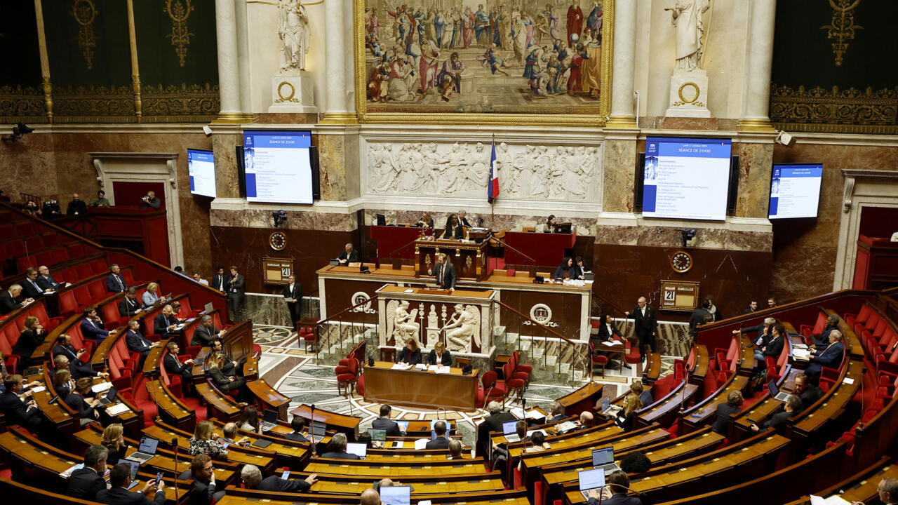 Budget 2025 : les députés entament l'examen d'un projet de budget au ...