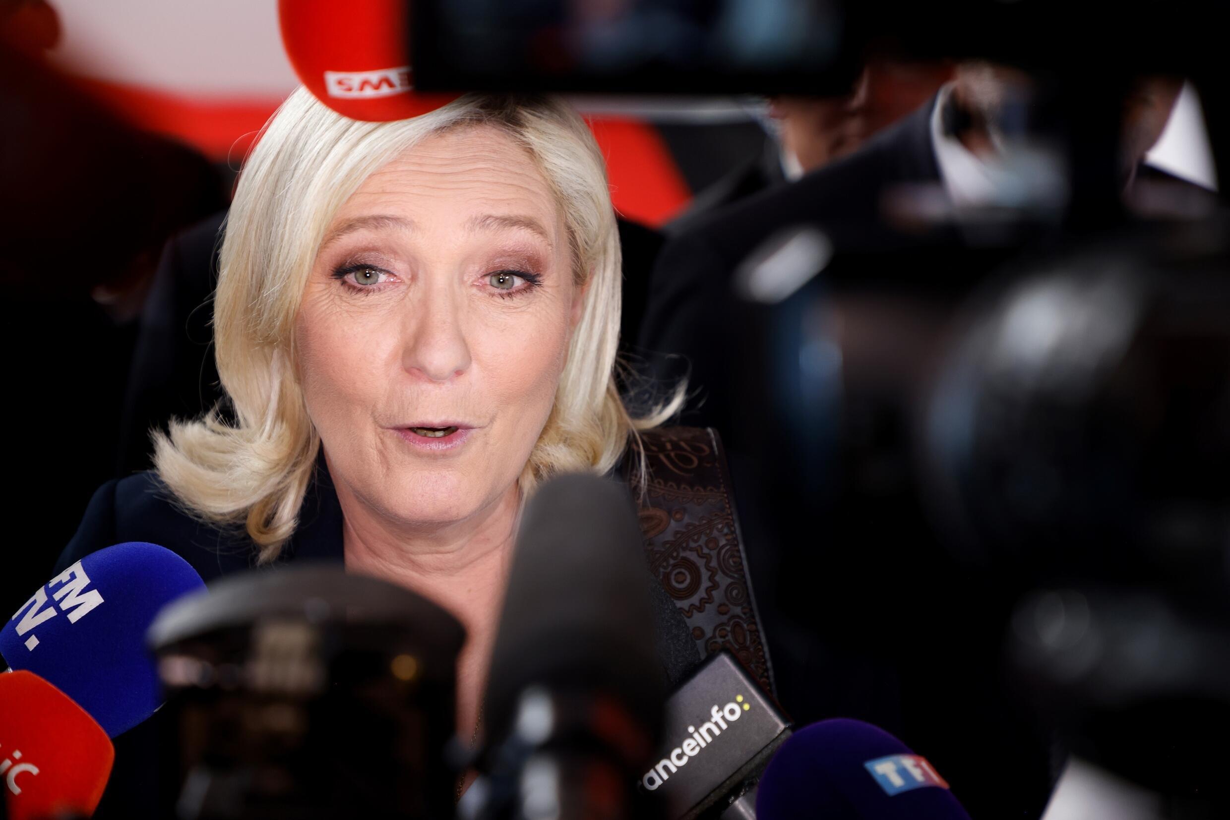 Macron, Le Pen in final push for votes after fiery debate