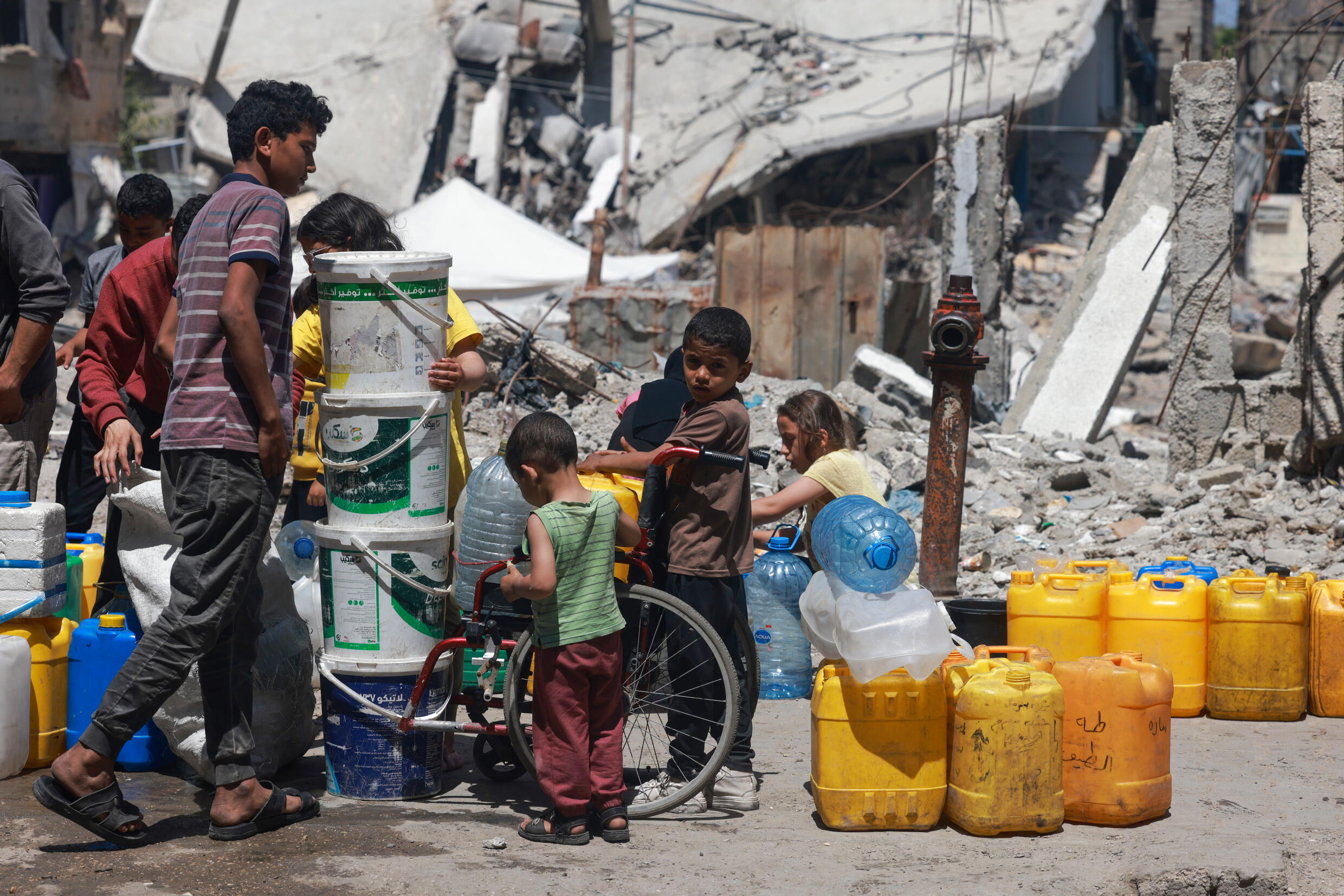 Gazans struggle with heat, garbage, insect swarms