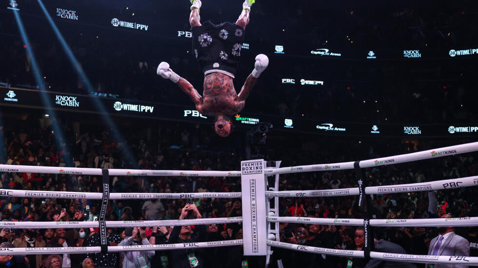 Davis stops Garcia to retain 'regular' WBA lightweight world title