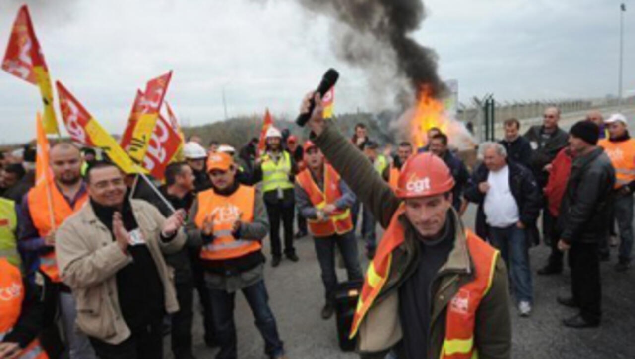 Oil industry strikes spark fears of fuel shortage