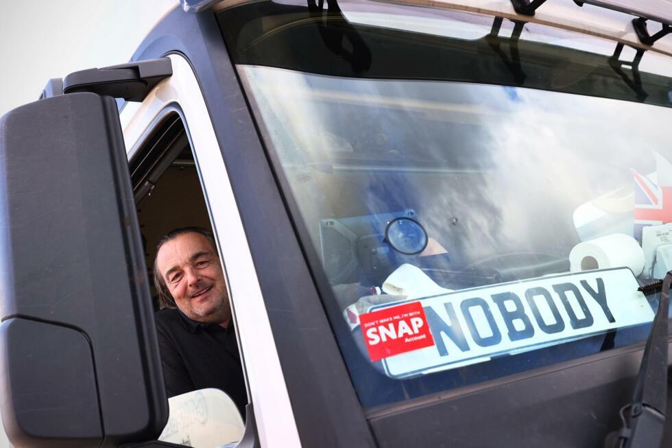 'Cazando' gasolina en Reino Unido mientras las carencias se acumulan