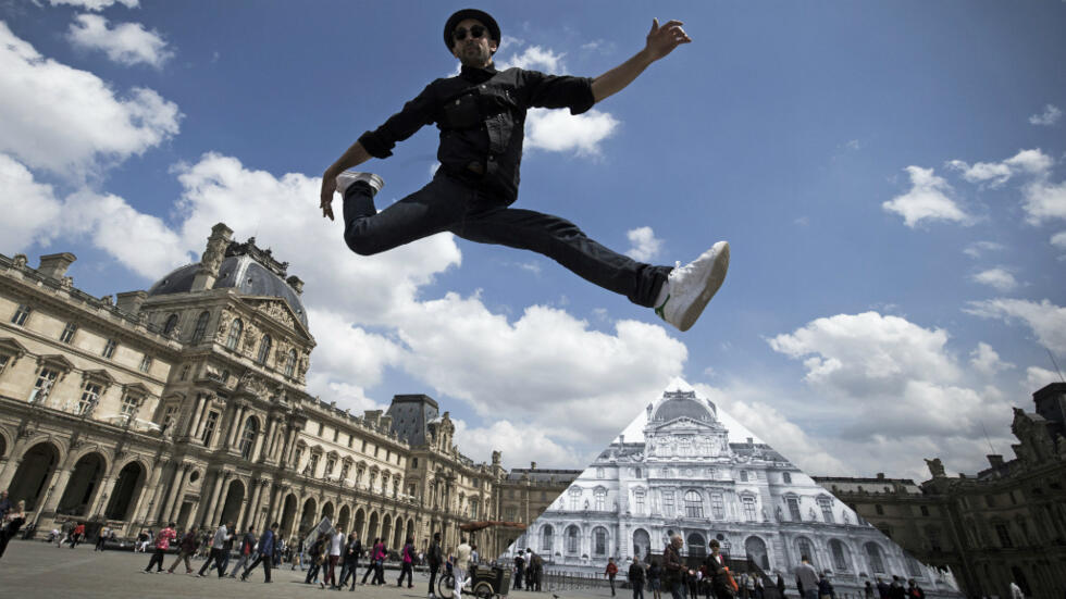 Le photographe français JR s’amuse à faire disparaître la pyramide du ...