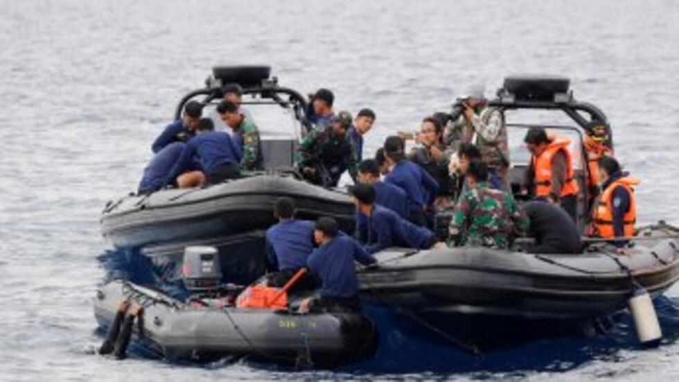 Divers scour Java Sea in Indonesia crash recovery mission
