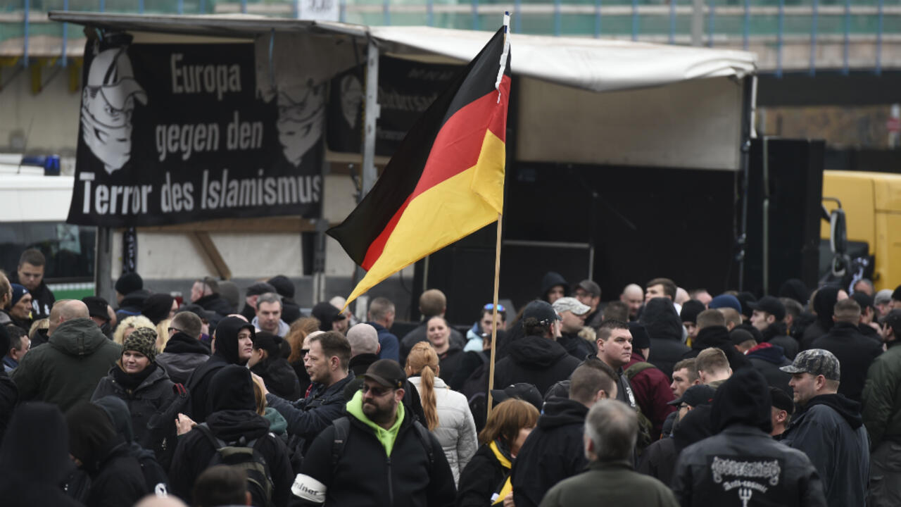 Video: German football hooligans join far-right protests