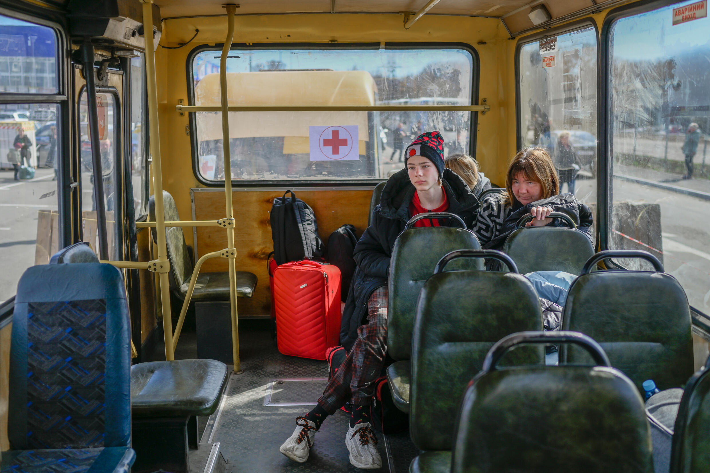 Red Cross evacuee convoy arrives from Russian-held city