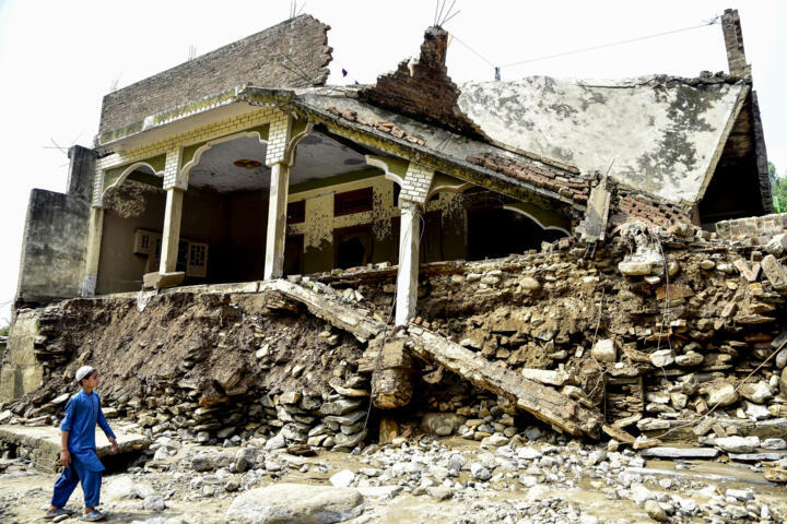 Pakistan rescuers recover bodies after monsoon rains kill over 340