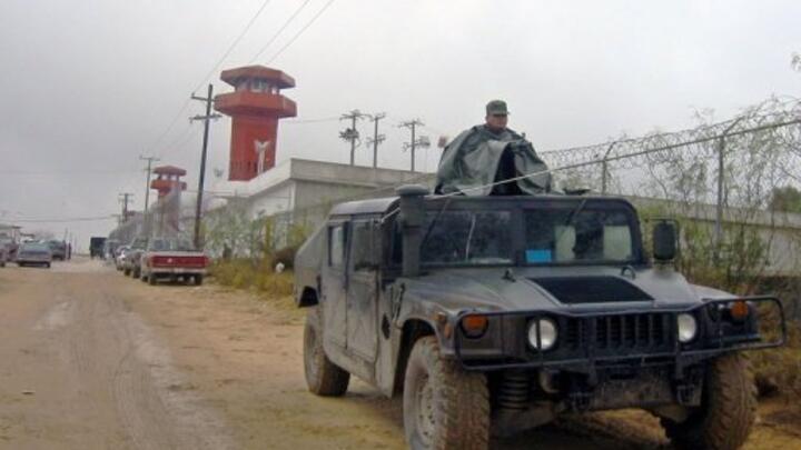 Massive Mexican jail break near US border