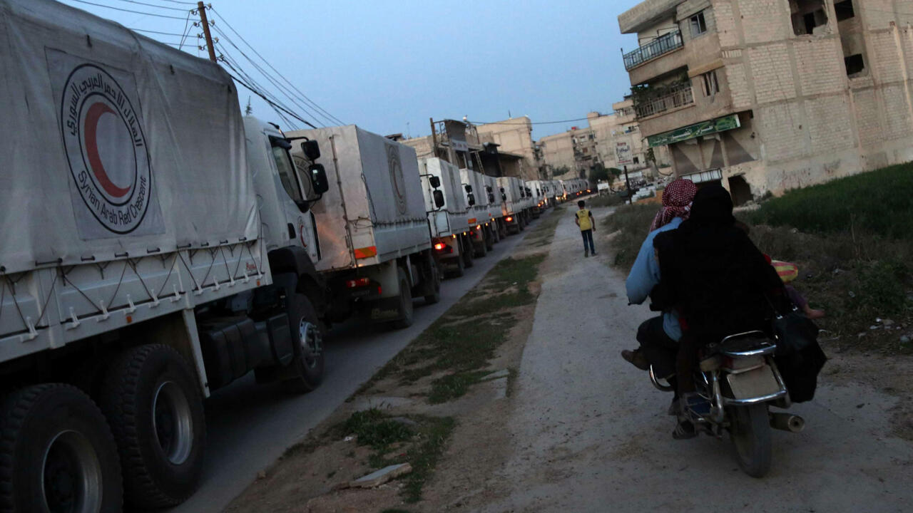 Largest-ever aid convoy arrives in Syria as hundreds evacuated - France 24