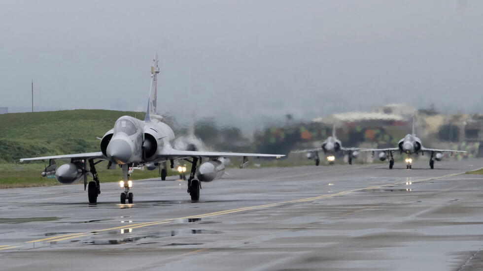 Taiwan sents fighter jets after 10 Chinese warplanes cross strait's ...
