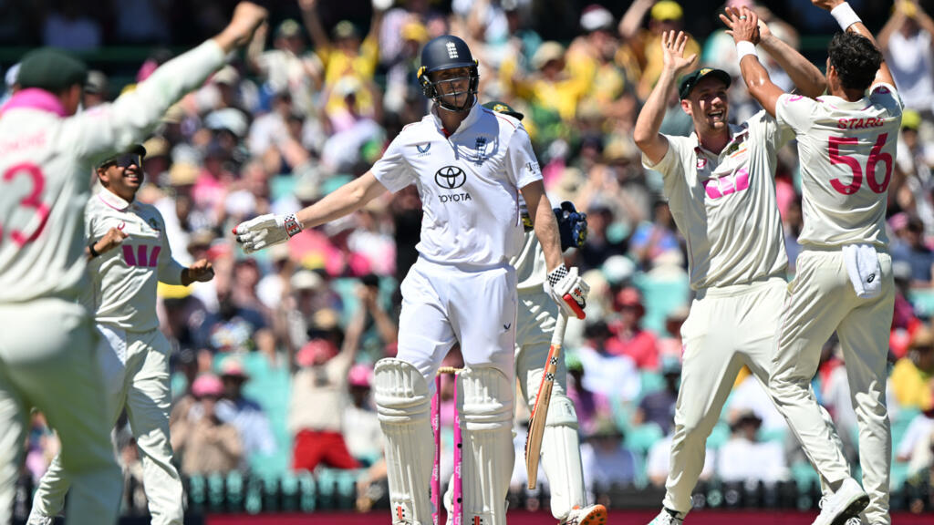 England lose Crawley as they battle to save final Ashes Test