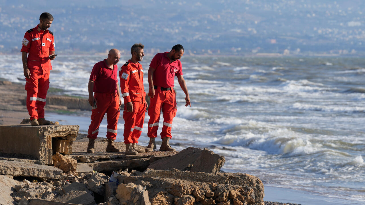 Un barco con unos 150 refugiados se hunde frente a las costas sirias
