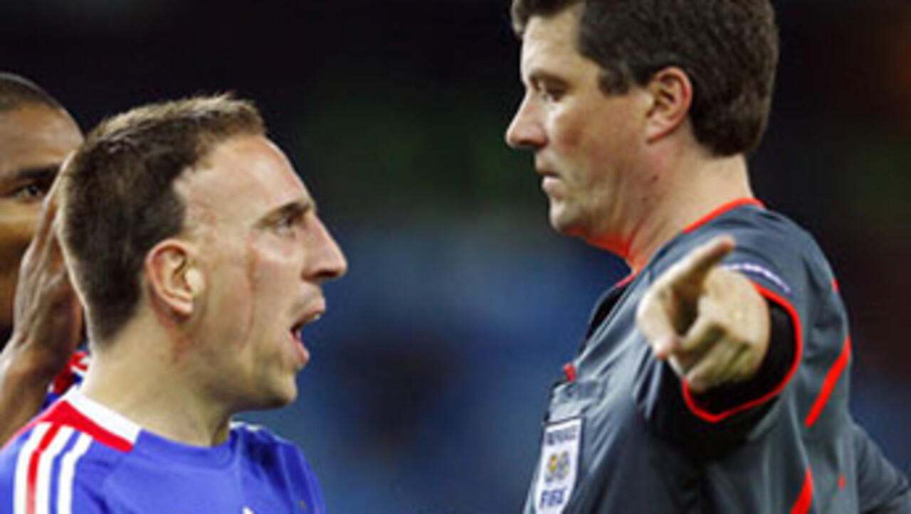 La première Ligue Europa expérimentera l'arbitrage à cinq