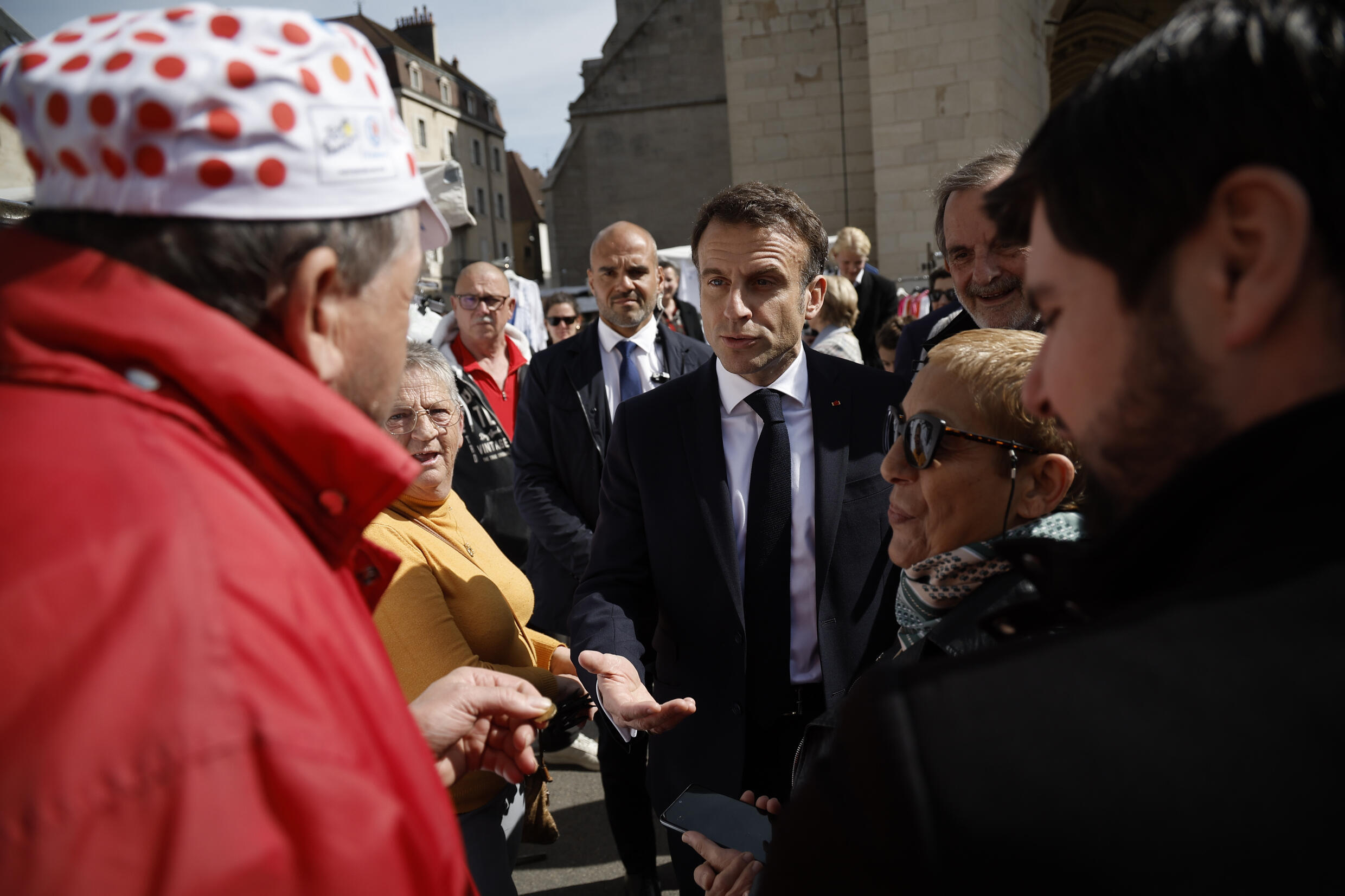 Dans le Jura et le Doubs, Macron écoute la "colère" et vante "l'ordre"