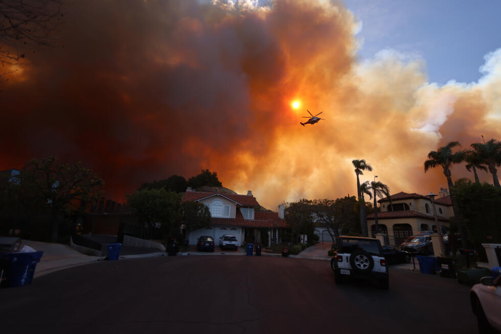 Plusieurs incendies hors de contrôle provoquent des milliers d'évacuations en Californie