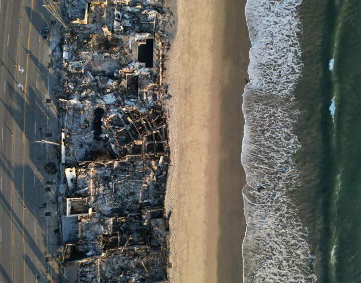 Milder winds help LA firefighters as Trump vows to visit