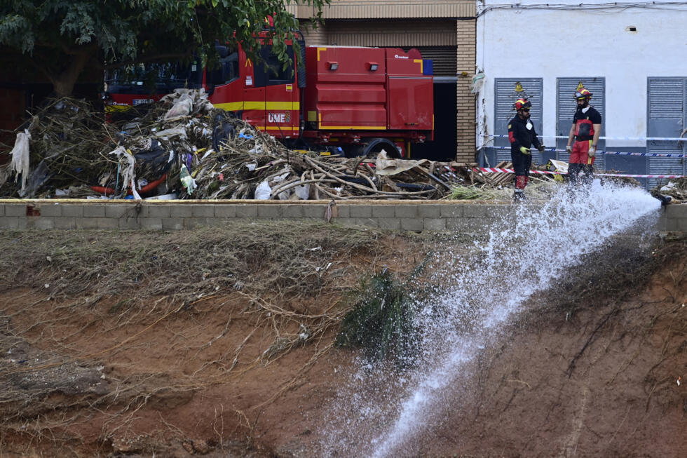 Crowds hurl mud at Spanish king on visit to flood disaster town