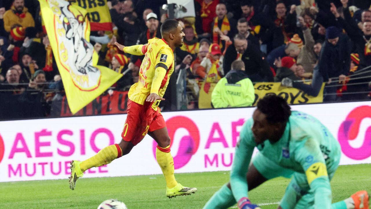 Lens hold off Auxerre to retake top spot from PSG