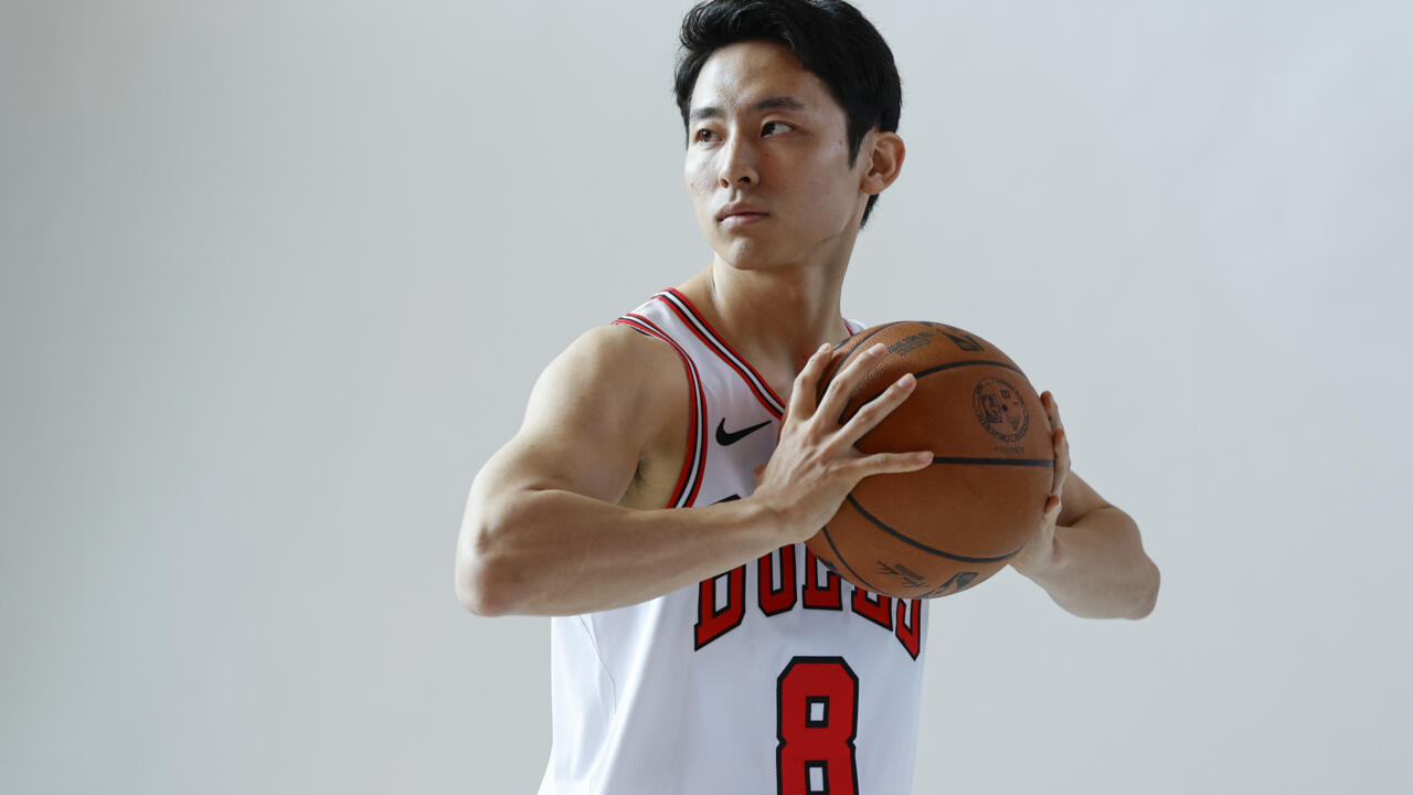 NBA Bulls sign Japanese guard Kawamura