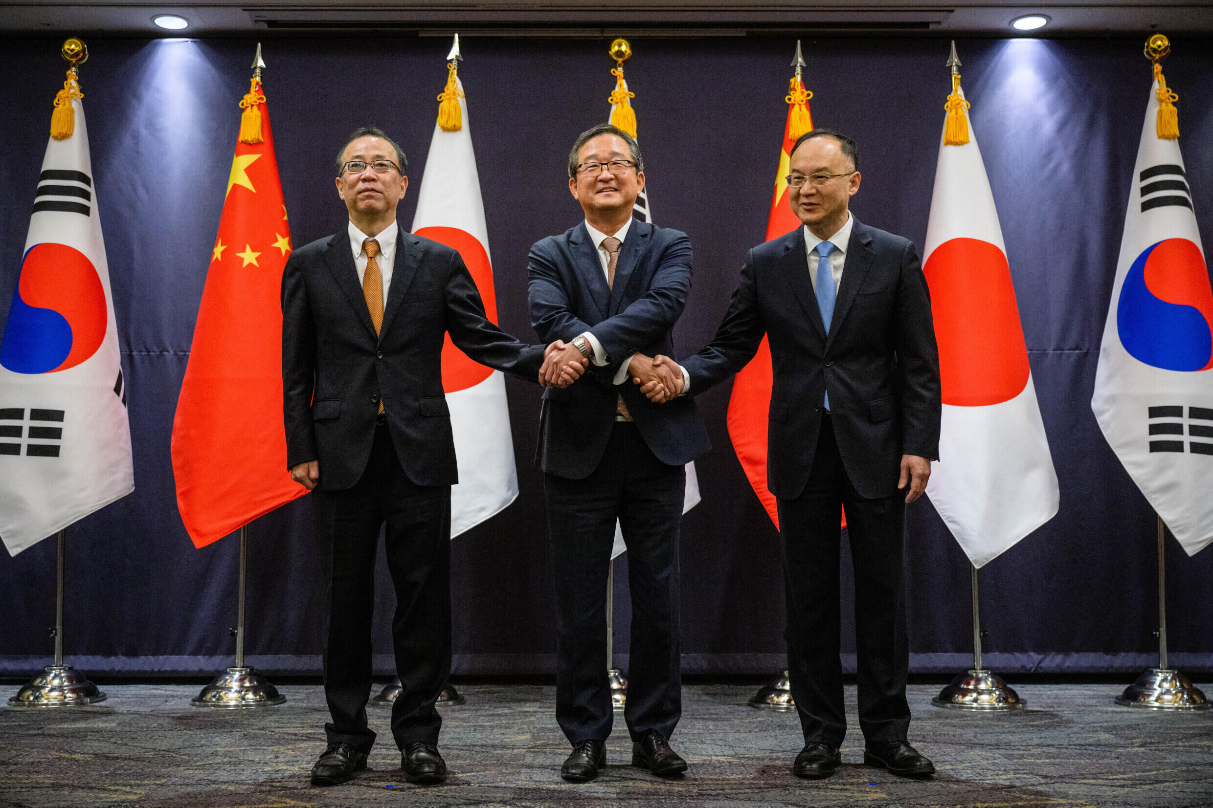 Leaders of China, Japan and South Korea agree to hold first summit ...