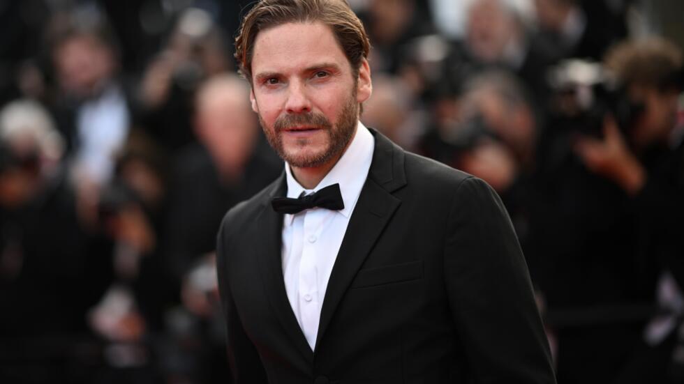 Daniel Bruhl on playing Karl Lagerfeld: 'He walked like a matador'