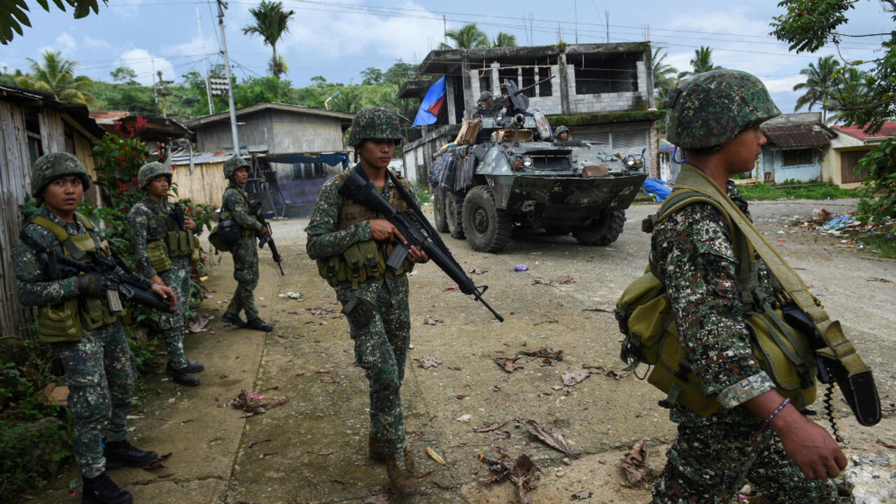 Civilians flee as Islamist gunmen continue rampage in Philippine city