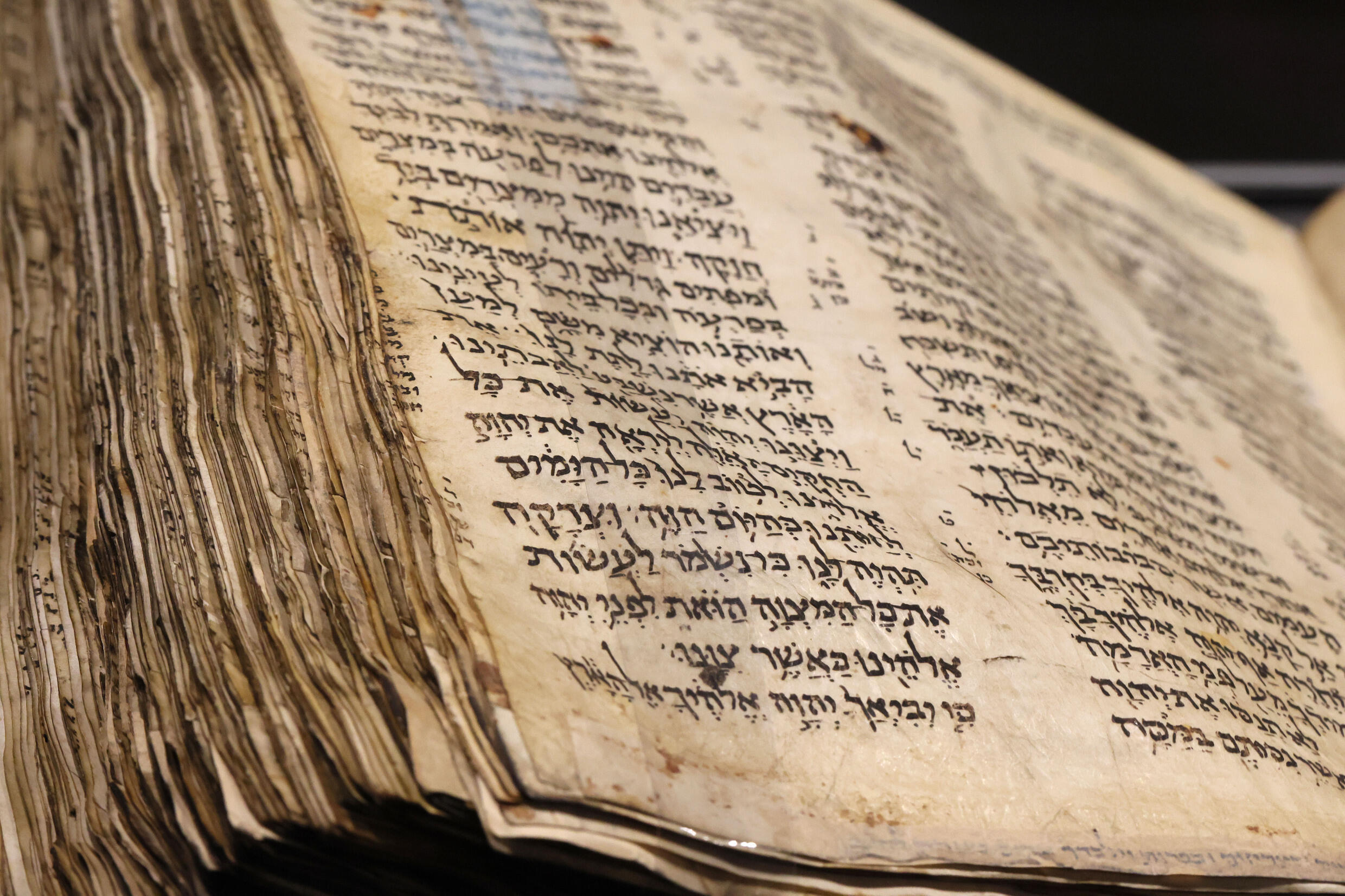 La plus ancienne bible hébraïque, vendue 38 millions de dollars, ira au ...