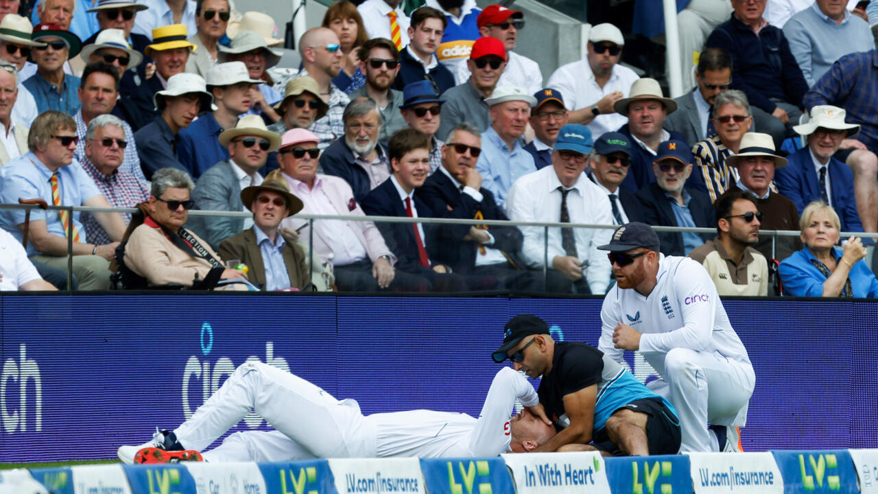 Leach retained in unchanged England XI for 2nd Test against New Zealand