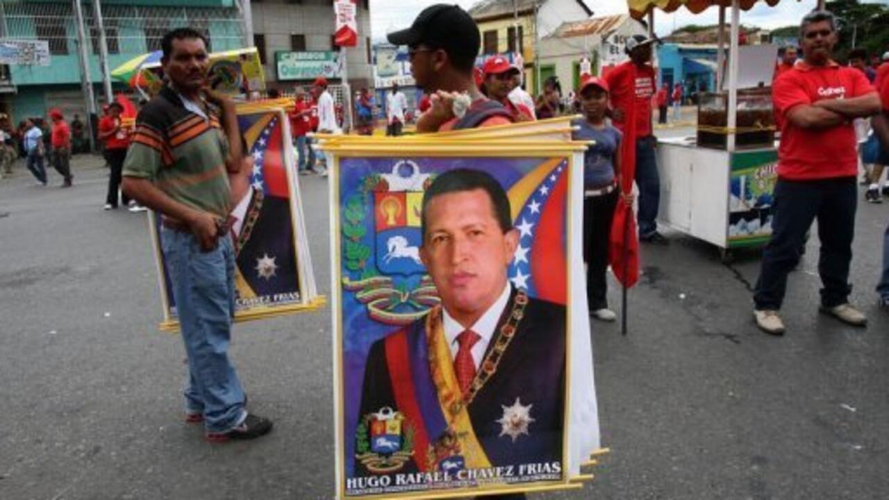 Tens of thousands turn out for inauguration without Chavez - France 24