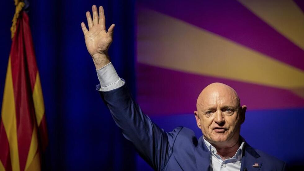 EE. UU.: Mark Kelly es reelegido y deja a los demócratas a un escaño de ...