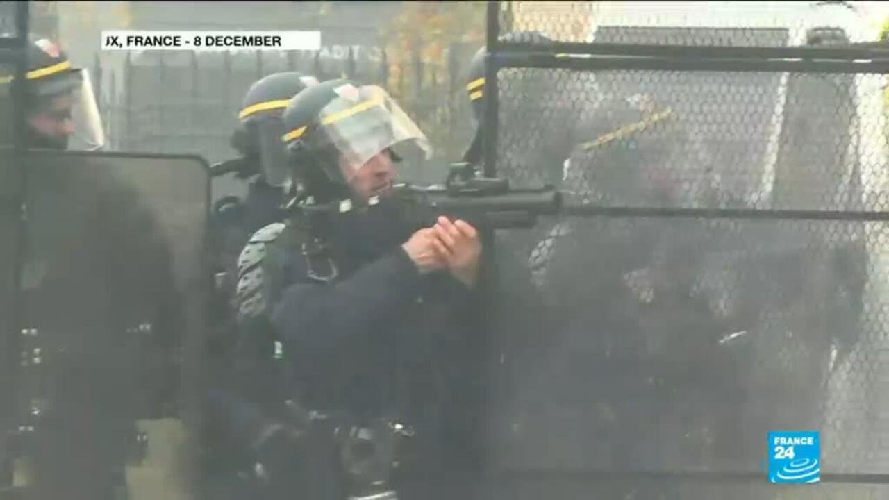 Yellow Vest protests: French police with riot guns to be equipped with ...