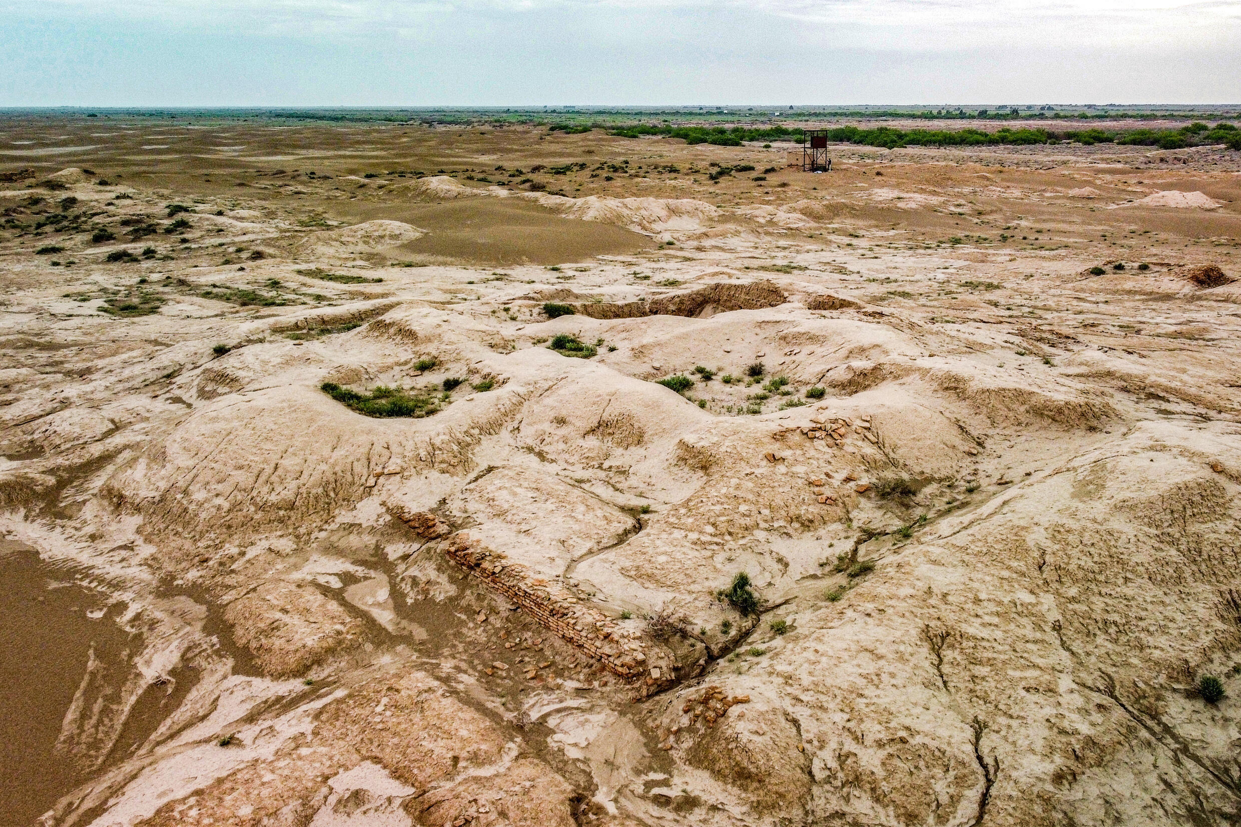 Iraq's ancient treasures sand-blasted by climate change